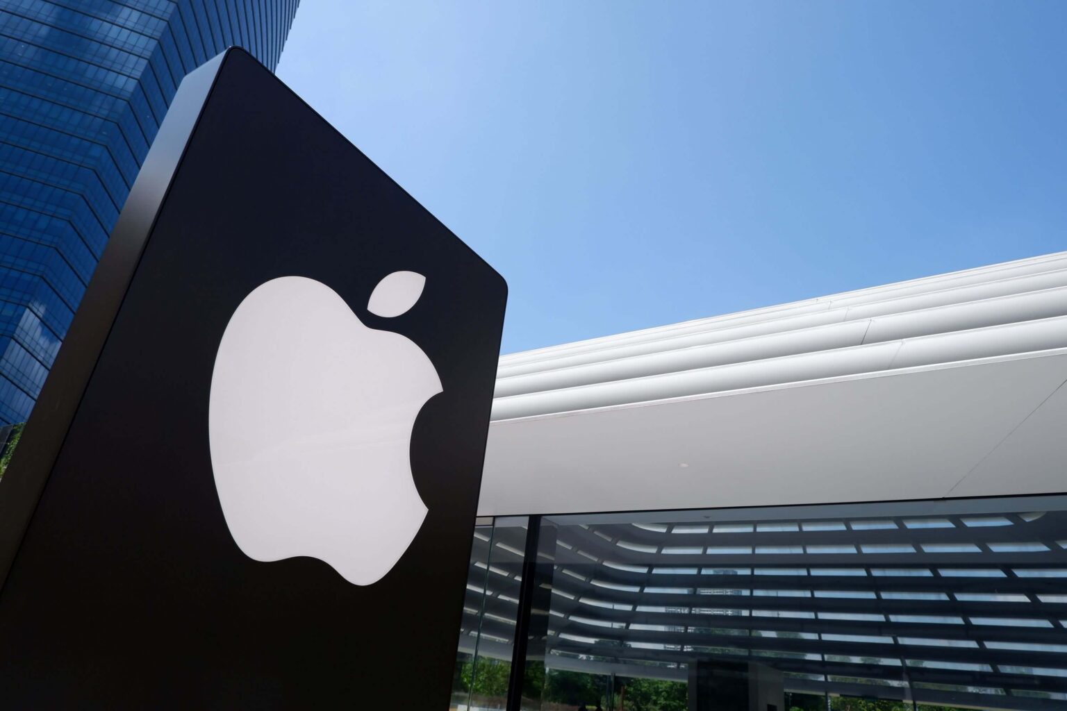 Apple (AAPL) Stock: Cramer Predicts 13% Gains Following iPhone Launch ...